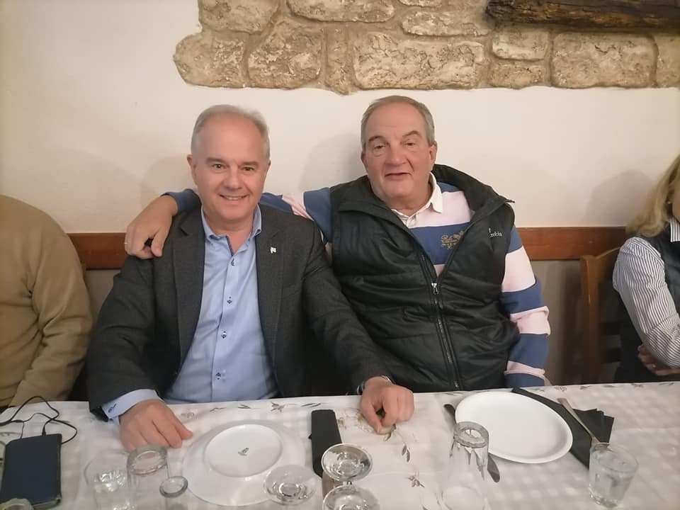 O Κώστας Καραμανλής σε ταβέρνα στη Λάρισα για παϊδάκια, κοκορέτσι και ...