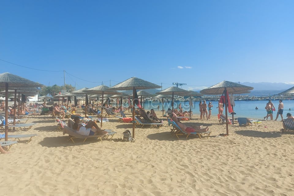 Εικόνες καλοκαιριού σήμερα στο Μαράθι: Γεμίσαν την παραλία οι Χανιώτες ...