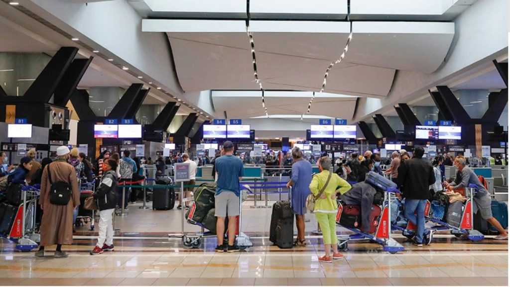 Εγκατέλειψε το εγγόνι της στο αεροδρόμιο για να προλάβει την πτήση ...