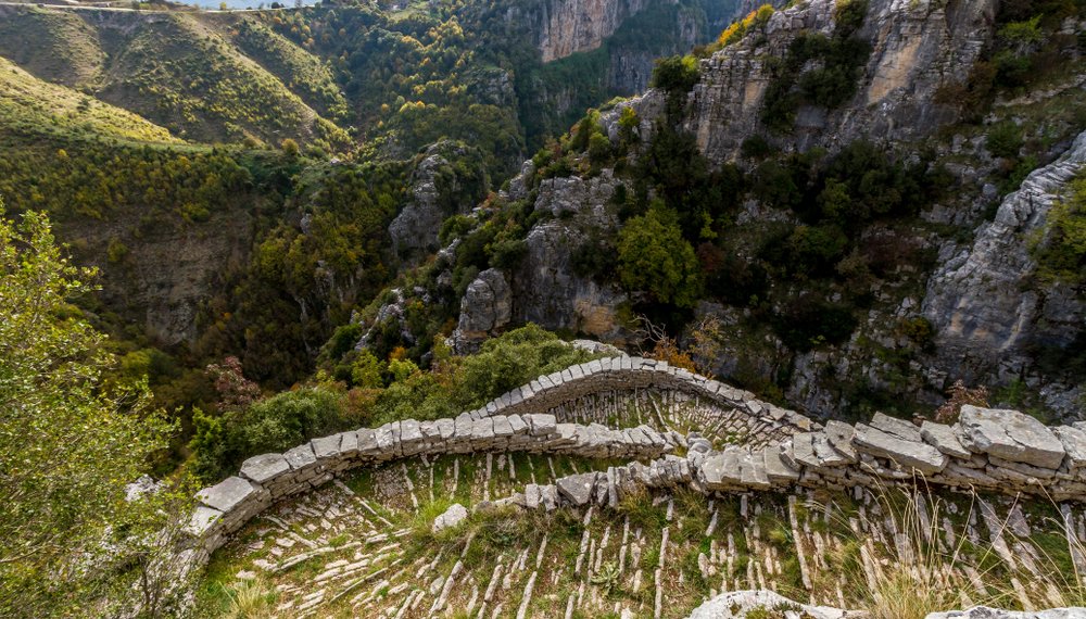 Η πιο παράξενη πέτρινη σκάλα στην Ελλάδα – Χρειάστηκαν 20 χρόνια για να ...