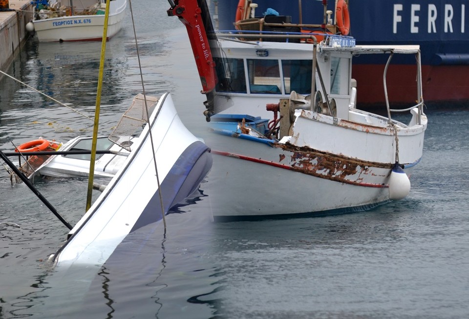 Χανιά | Επανέφεραν στην επιφάνεια το σκάφος που βυθίστηκε στην Κίσσαμο ...