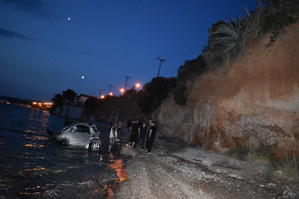 Σοκ: Μητέρα με δύο παιδιά έπεσαν με το αυτοκίνητο από ύψος 20 μέτρων ...