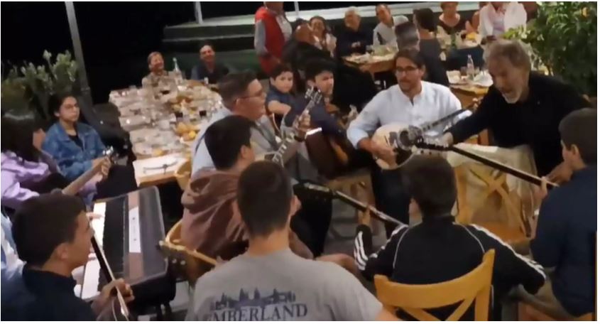 “Τεράστιος” Σταύρος Ξαρχάκος: Διευθύνει με πάθος κομπανία πιτσιρικάδων ...