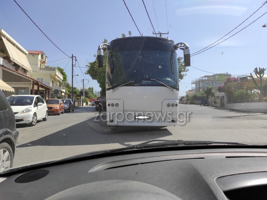 Χανιά | Είναι παρκάρισμα αυτό; – Οδηγός λεωφορείου “άραξε” στη μέση του ...