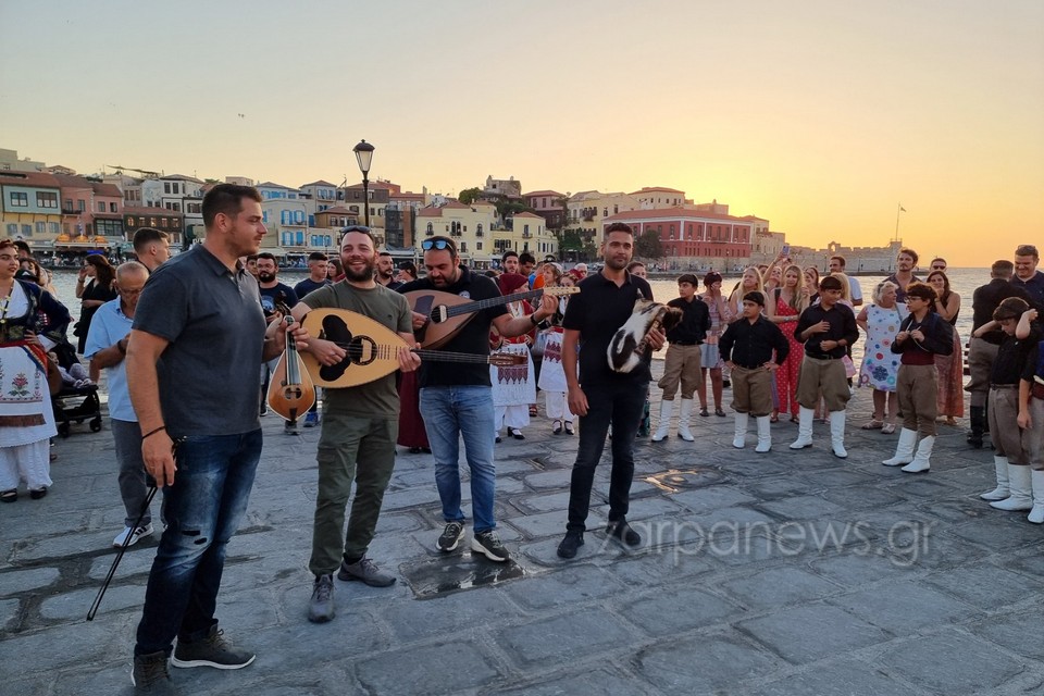 Χανιά | Η “Παραδοσιακή Στράτα”… τα έσπασε! – Πλήθος κόσμου, χοροί και ...
