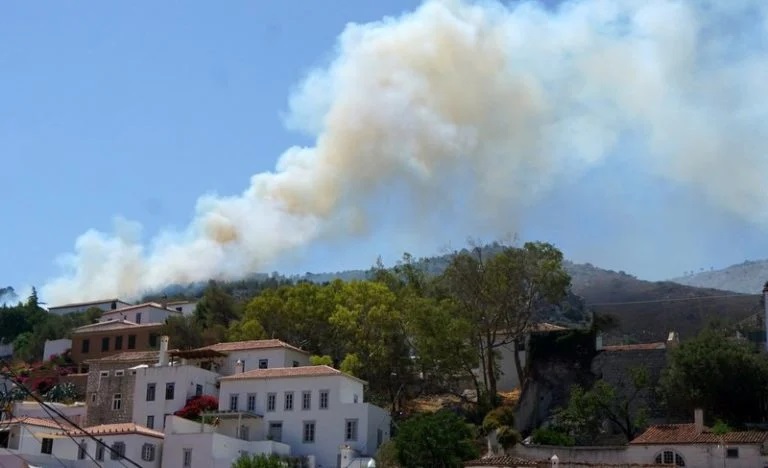 Μεγάλη φωτιά στην Ύδρα – Κοντά σε σπίτια οι φλόγες | zarpanews.gr