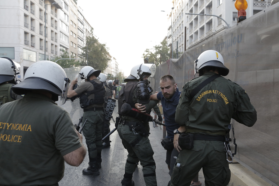 Σοβαρά επεισόδια στο κέντρο της Αθήνας σε συγκέντρωση για τον «τοξοβόλο ...
