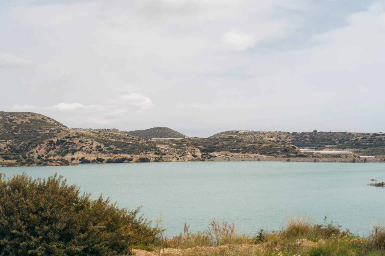 Οδοιπορικό σε μία από τις μεγαλύτερες τεχνητές λίμνες της Κρήτης ...