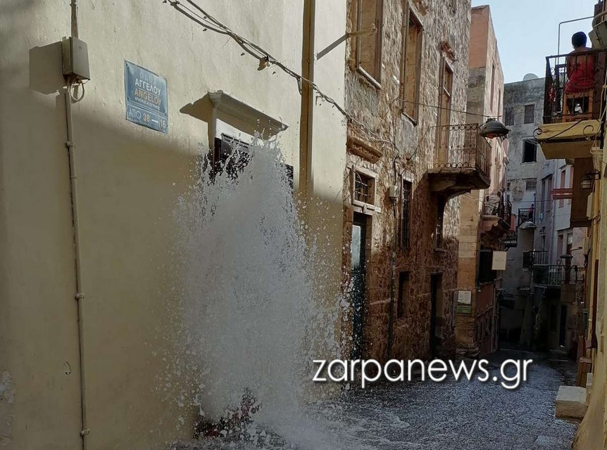 Ο κρουνός έγινε… σιντριβάνι μετά από σύγκρουση αυτοκινήτου στο Παλιό ...