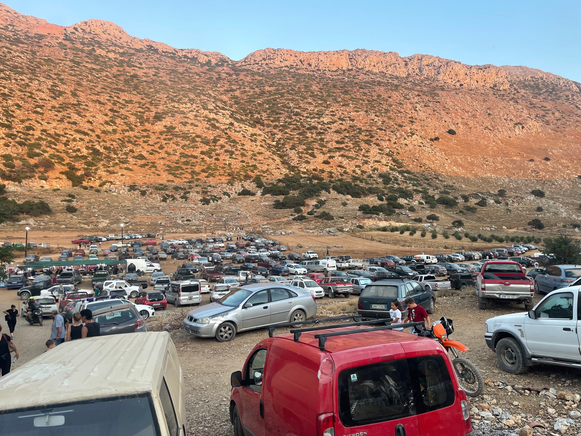 Χανιά | «Ποτάμι» οι προσευχές στην έρημο του Γκιώνα – Εκατοντάδες ...