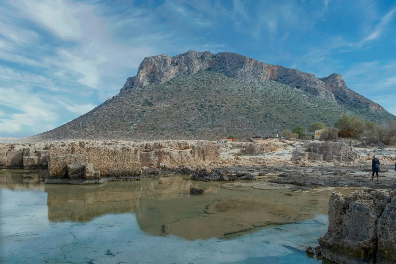 Η διπλή παραλία στα Χανιά με τα κυανοπράσινα νερά και το παλιό βενετικό ...