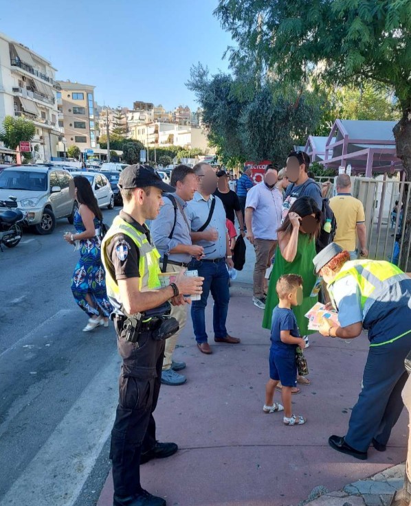 Τροχονόμοι μοίρασαν φυλλάδια σε μικρούς μαθητές στα Χανιά και στην ...