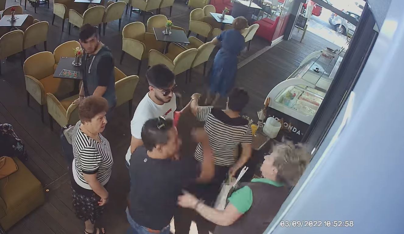 Απίστευτο σκηνικό σε καφετέρια: Χαστούκισε τη σερβιτόρα γιατί άργησε ο ...