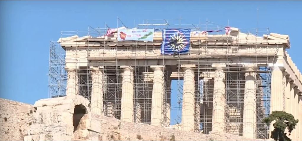 Ακρόπολη: Κατέβηκε ο άνδρας που σκαρφάλωσε στον Παρθενώνα και κρέμασε ...