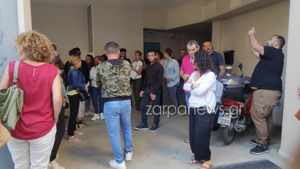 Χανιά | Κατάληψη στην Διεύθυνση Εκπαίδευσης έκαναν γονείς από το ...