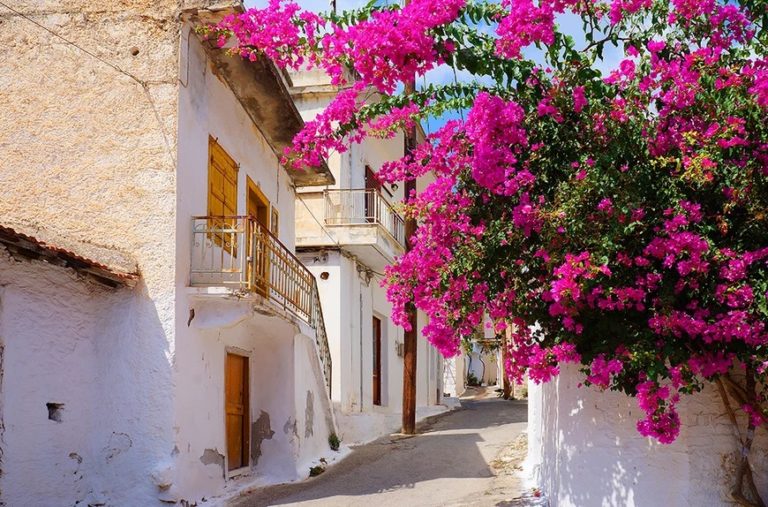 Το χωριό στην Κρήτη με την ανόθευτη ομορφιά που ενέπνευσε παραγωγούς ...