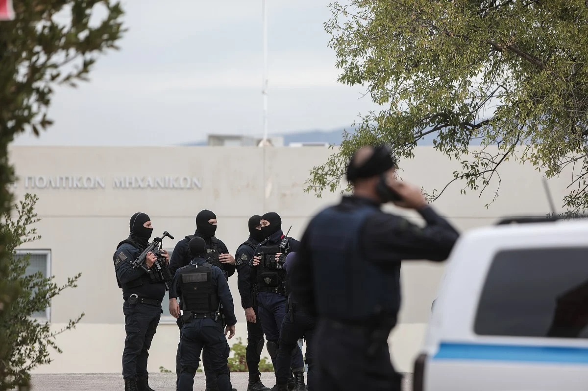 Τι συνέβη στου Ζωγράφου: Φαρ Ουέστ η Πανεπιστημιούπολη – Χειροπέδες και ...