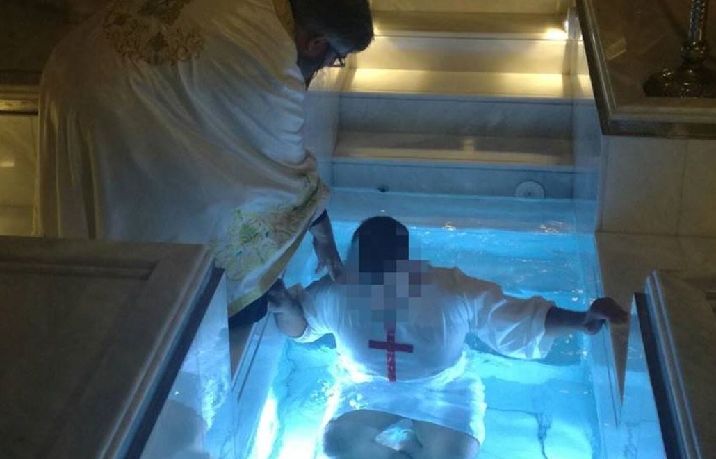 Άγιος Νικόλαος: Η πρώτη βάπτιση 29χρονου στο νέο βαπτιστήριο της Αγίας ...