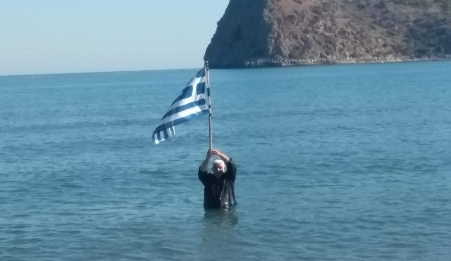 Γνωστός Χανιώτης βούτηξε με τα ρούχα στη θάλασσα και ύψωσε την Ελληνική ...