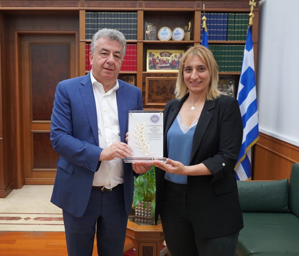 Τιμητική πλακέτα από την Ελληνική Ομοσπονδία Πάλης στον Αρναουτάκη για ...