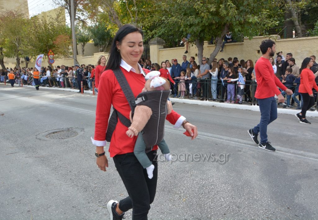 Χανιά | Μανούλες παρέλασαν αγκαλιά με τα μωράκια τους | Photos ...