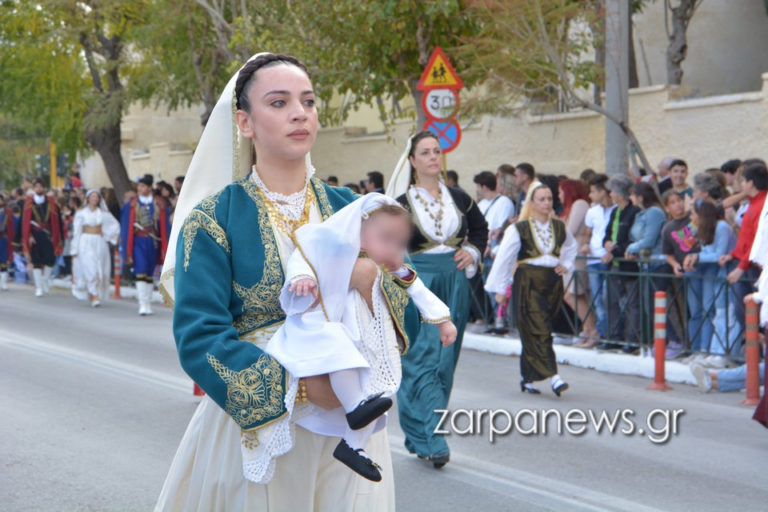 Χανιά | Μανούλες παρέλασαν αγκαλιά με τα μωράκια τους | Photos ...
