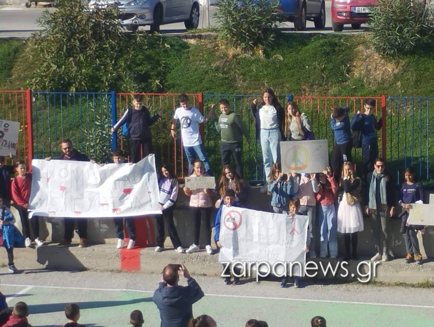 Επαναστάτες… από κούνια: Βγήκαν στην αυλή για «Ψωμί – Παιδεία ...