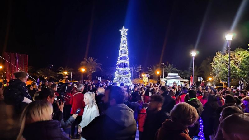 Το Ρέθυμνο φόρεσε τα γιορτινά του – Φωταγωγήθηκε το χριστουγεννιάτικο ...