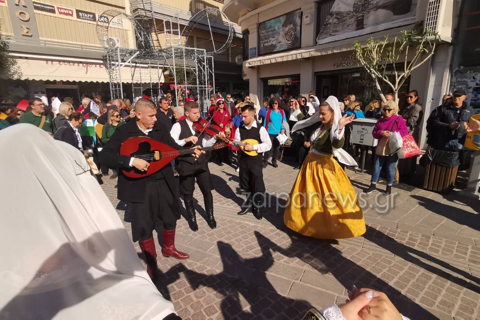 Ξεσήκωσαν τα Χανιά με παραδοσιακούς κρητικούς χορούς μέλη του συλλόγου ...