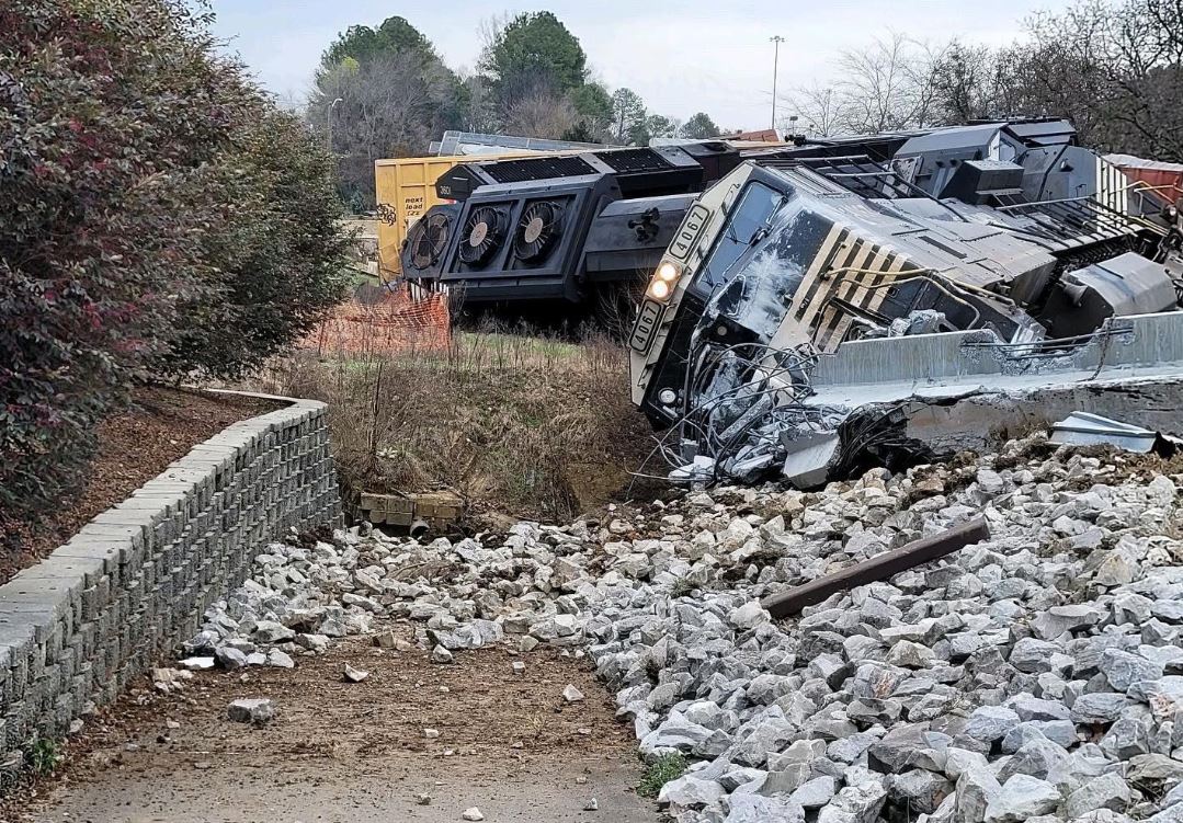 Τρομακτικό βίντεο: Η στιγμή που τρένο προσκρούει σε φορτηγό και ...