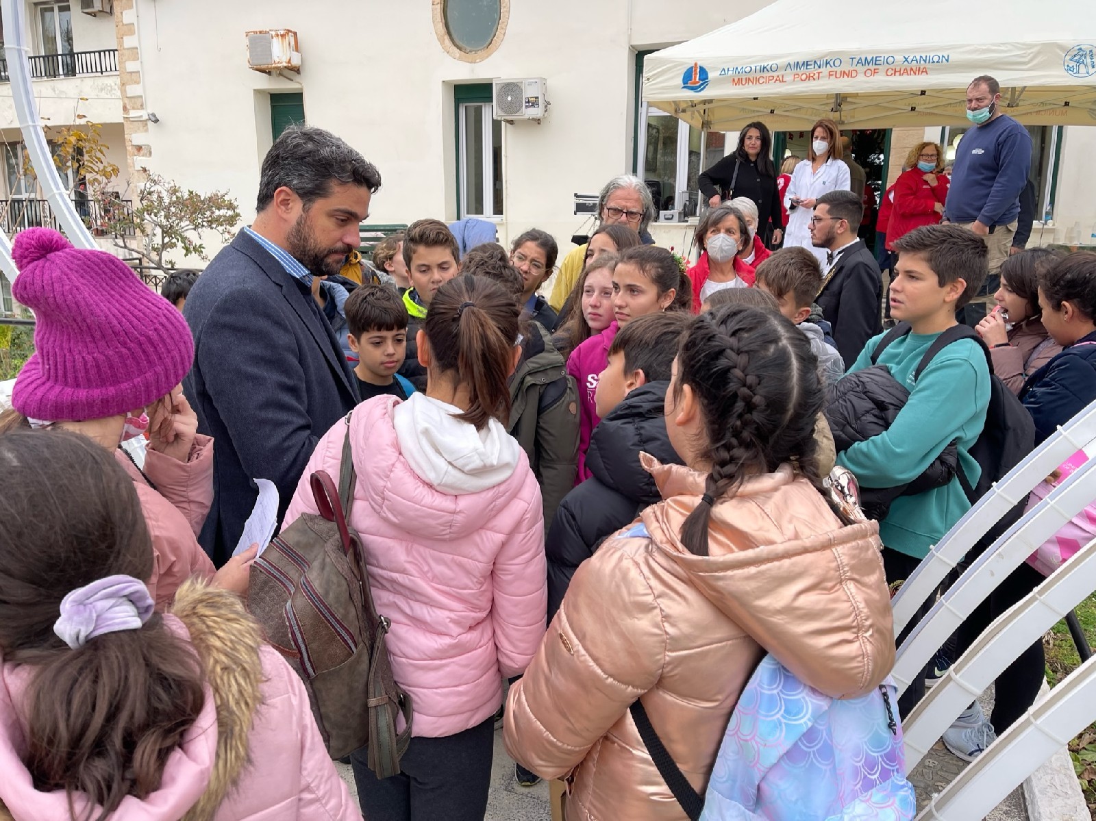 Έδωσαν χαρά στους ηλικιωμένους του Δημοτικού Γηροκομείου Χανίων ...