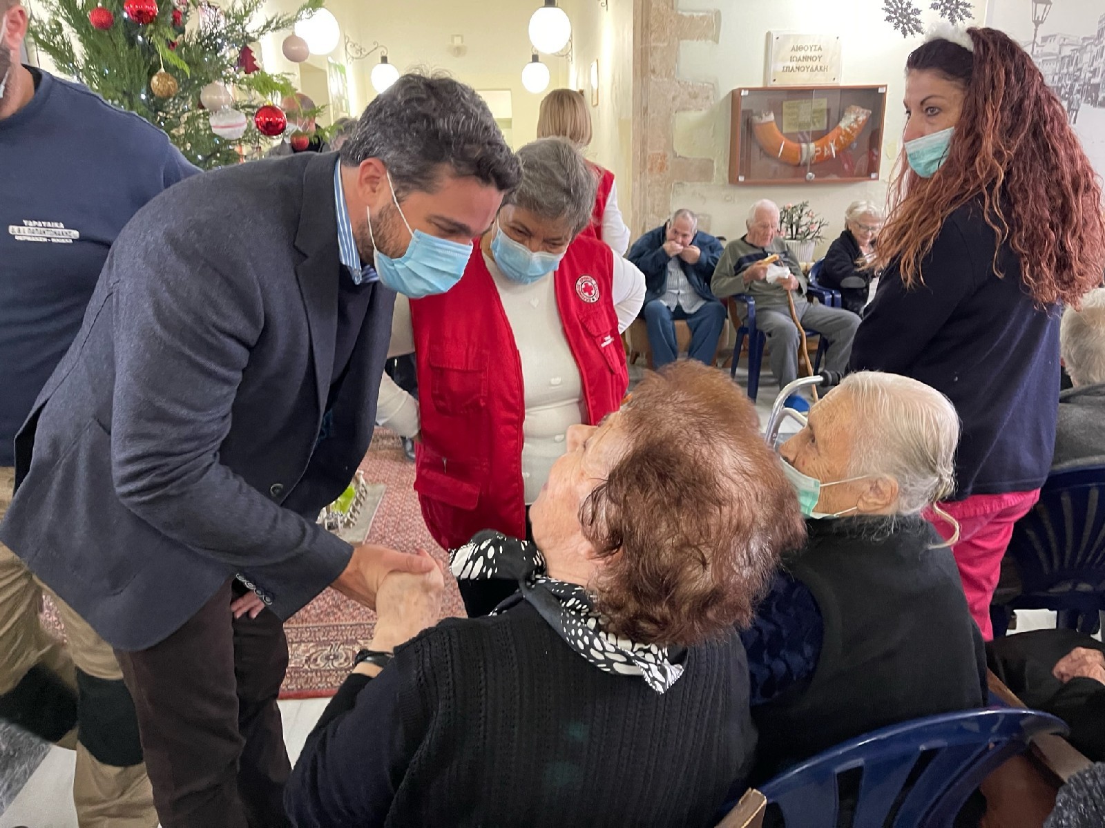 Έδωσαν χαρά στους ηλικιωμένους του Δημοτικού Γηροκομείου Χανίων ...