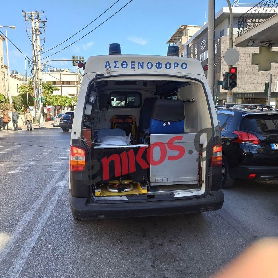 Αδιανόητο: Ιδιωτικό ασθενοφόρο κυκλοφορεί χωρίς πίσω πόρτα | zarpanews.gr
