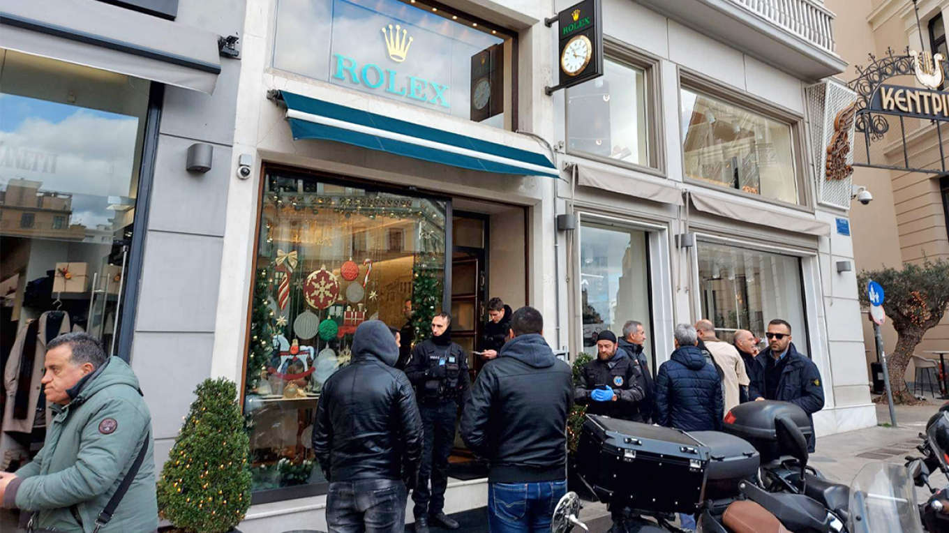 Ένα λεπτό κράτησε η ληστεία στην Rolex – Οι κινήσεις των δραστών μέσα ...