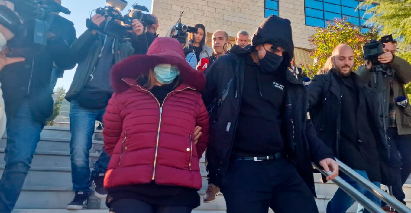 Βέροια: Η στιγμή που η μητέρα φεύγει από τον Αλιάκμονα με ταξί – Βίντεο ...