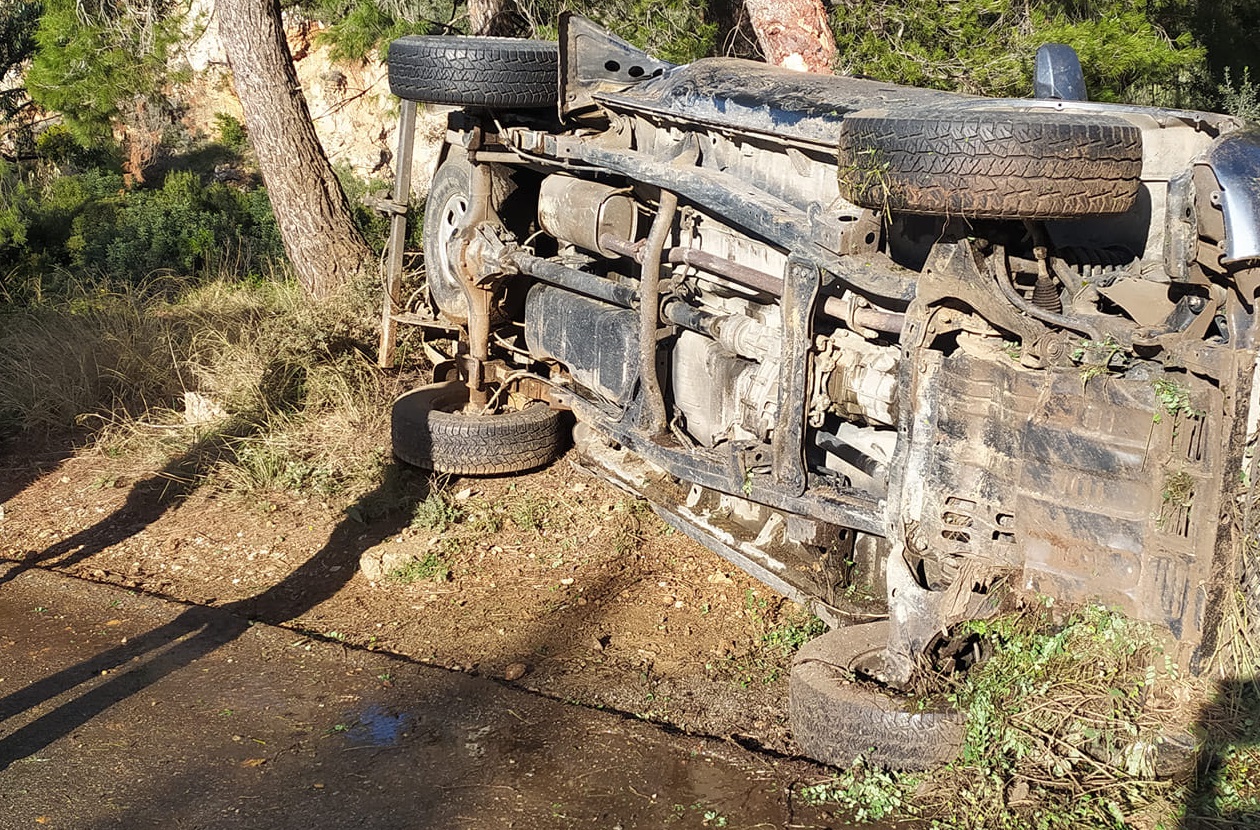 Κρήτη | Αυτοκίνητο γλίστρησε από τη βροχή και τούμπαρε στην άκρη του ...