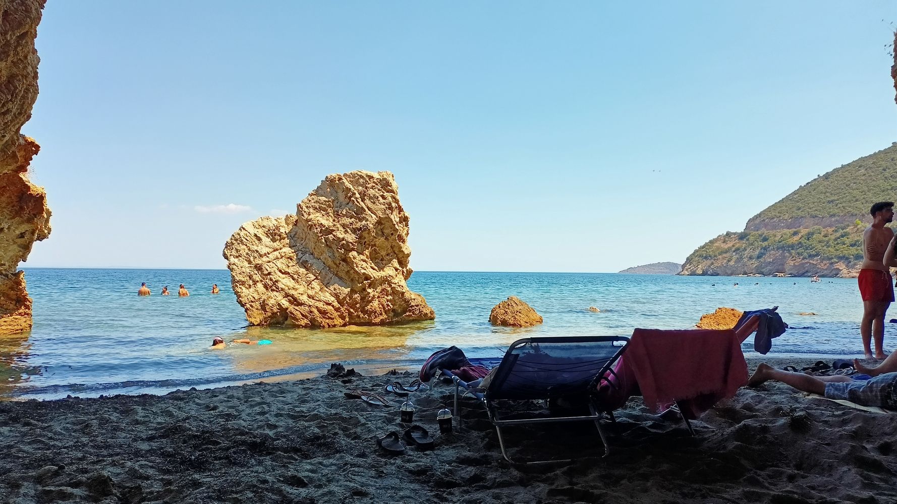 Η μόνη παραλία στην Ελλάδα που δεν την αγγίζει ποτέ ο ήλιος | zarpanews.gr