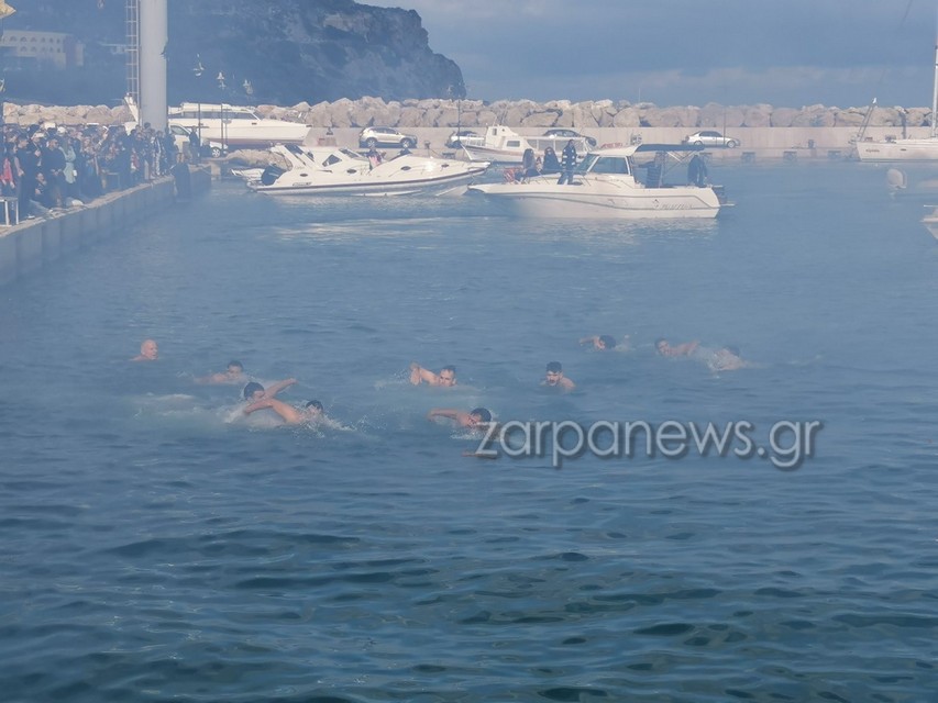 Χανιά | Ο Αγιασμός των υδάτων στο Κολυμπάρι με την ρίψη του Τιμίου ...