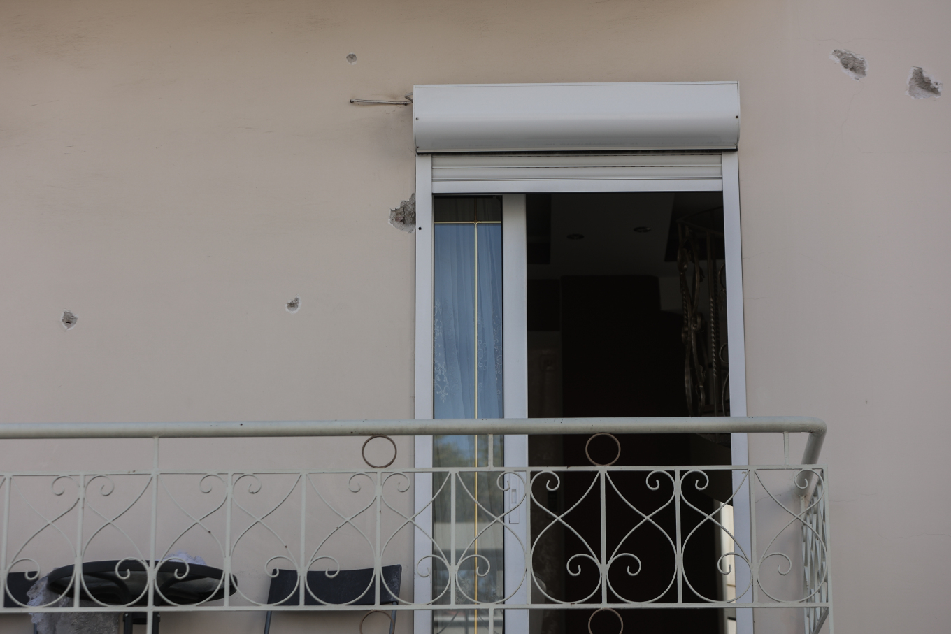 Πυροβολισμοί στην Αγία Βαρβάρα: «Σφαίρα καρφώθηκε δίπλα σε μητέρα που ...