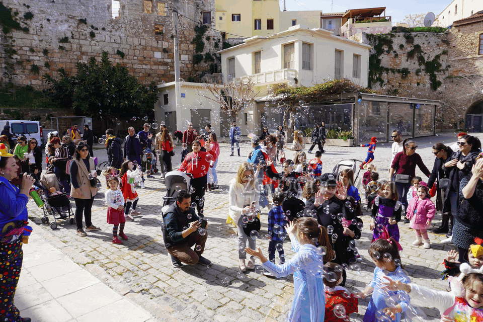 Χανιά | Γέμισε παιδικά χαμόγελα το Παλιό Λιμάνι – Αποκριάτικο πάρτι ...