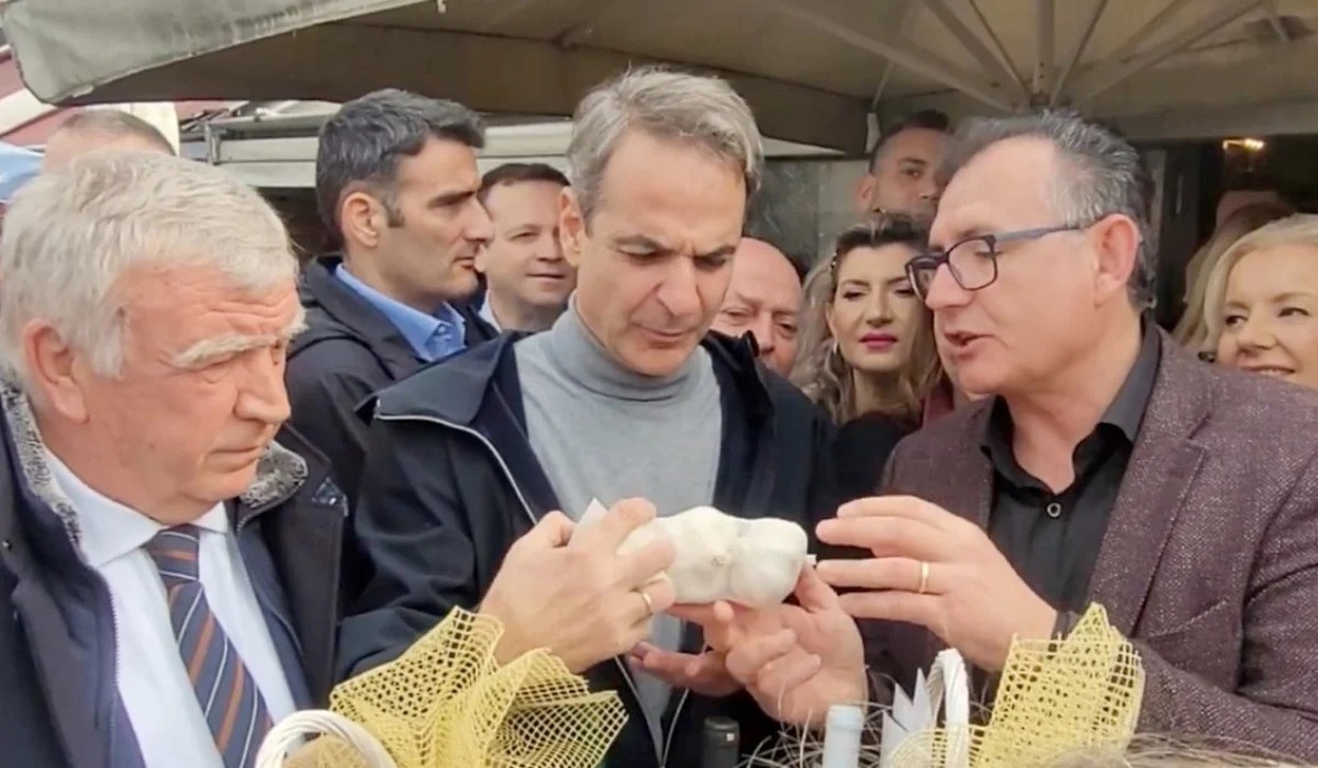 Ο Μητσοτάκης πήγε στη Λάρισα και του έδωσαν… σκόρδα | Video | zarpanews.gr