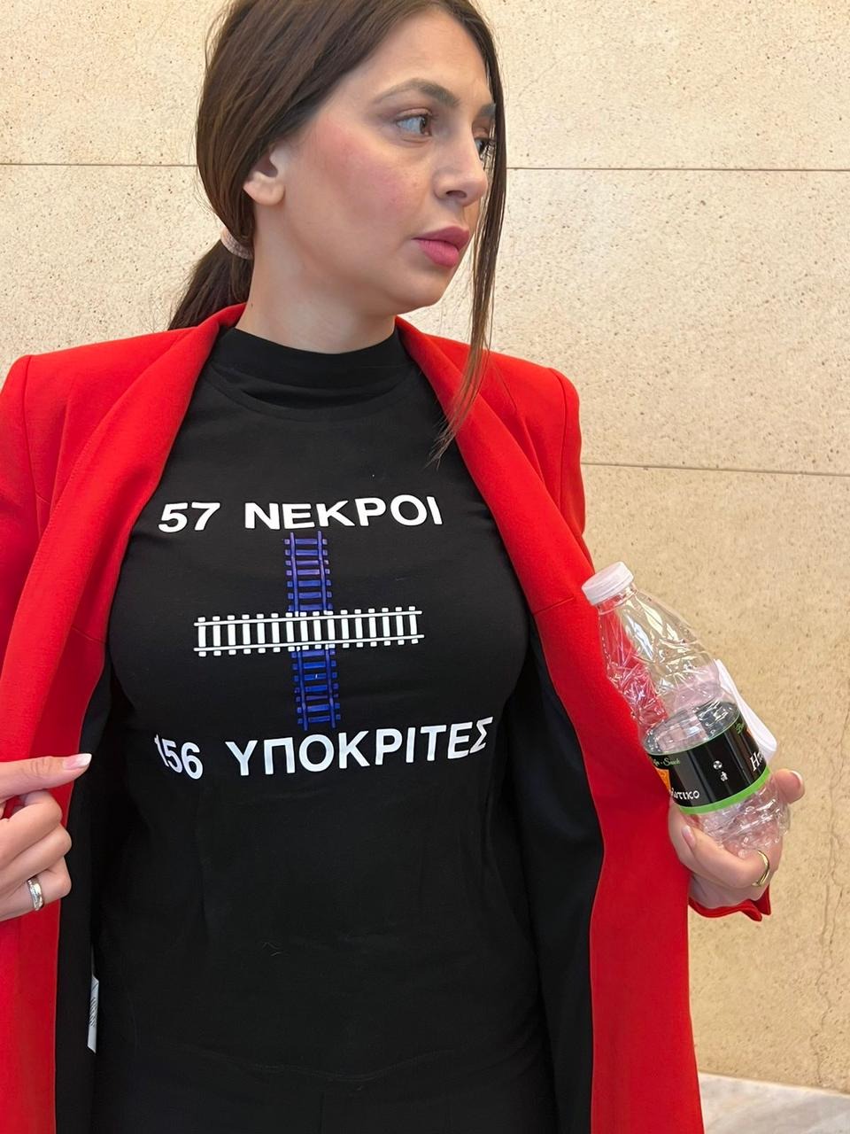 Η Μαρία Απατζίδη του ΜεΡΑ25 με μπλουζάκι για τα Τέμπη: «57 νεκροί -156 ...