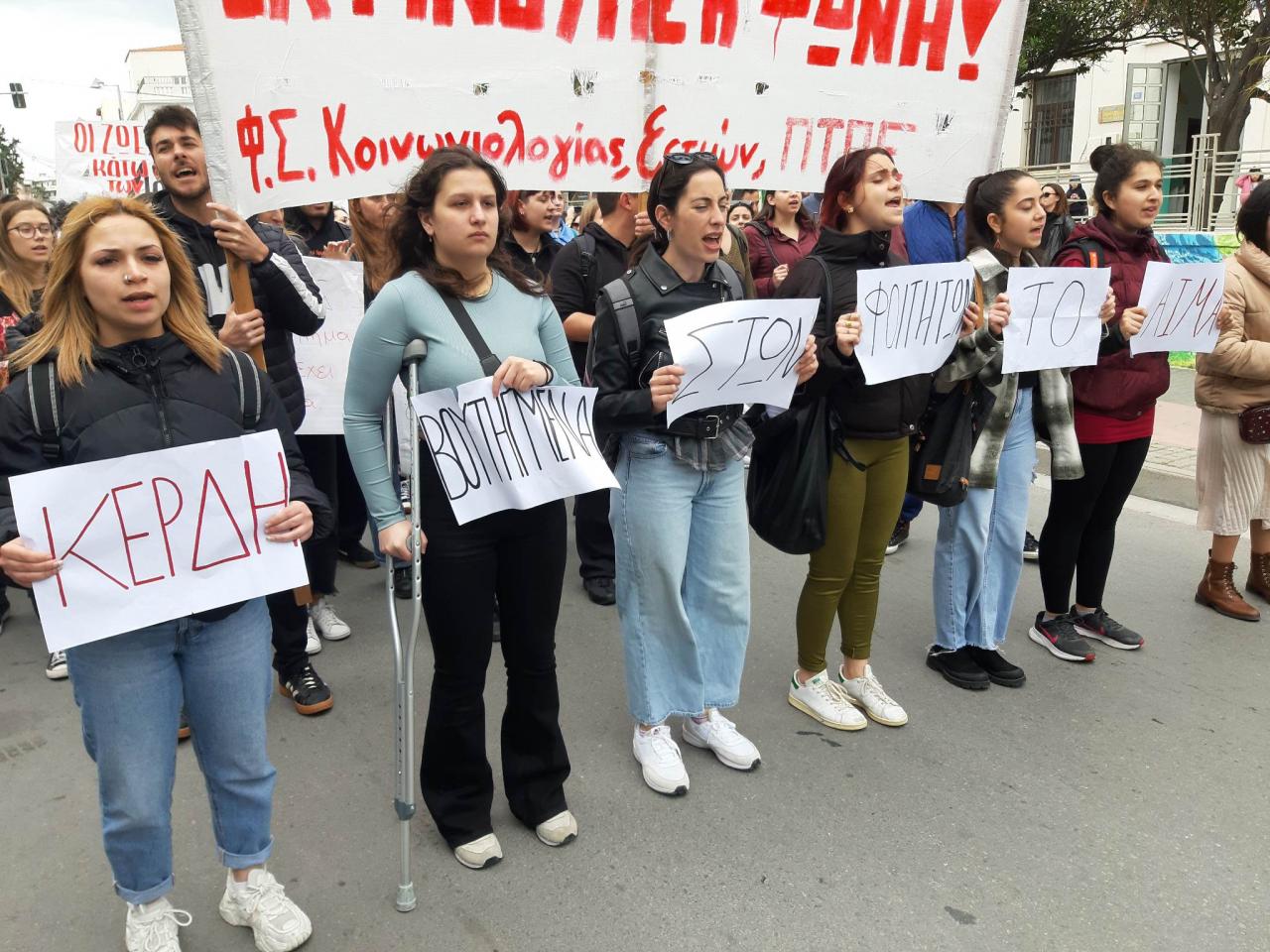 Δυναμική η παρουσία των πολιτών και στο Ρέθυμνο για την τραγωδία των ...