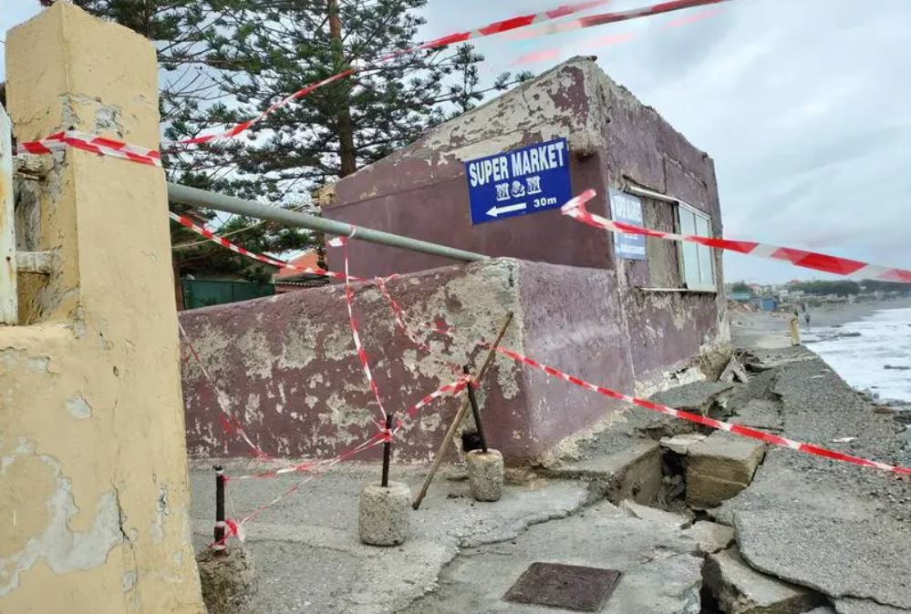 Έρχονται κατεδαφίσεις αυθαιρέτων στην παραλία του Πλατανιά: Έπιασαν ...