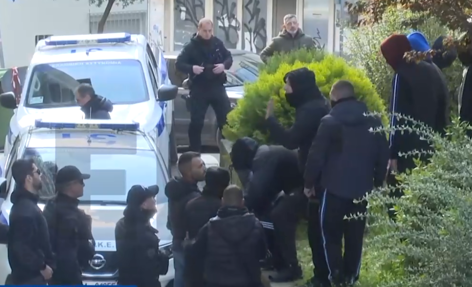 Επεισόδια στα Ιωάννινα κατά την προσαγωγή των συλληφθέντων για τη ...