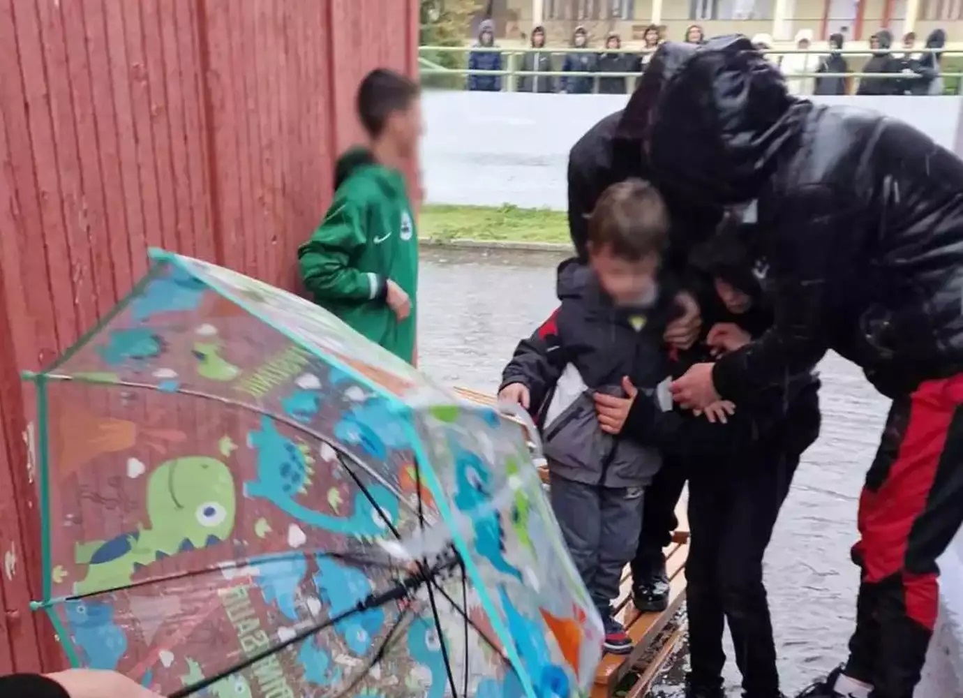 Απίστευτες εικόνες: Πλημμύρισε νηπιαγωγείο και έφτιαξαν γέφυρα με ...