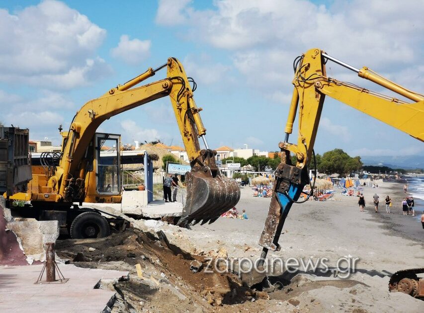Μπάνιο δίπλα στις μπουλντόζες για τους τουρίστες στον Πλατανιά ...