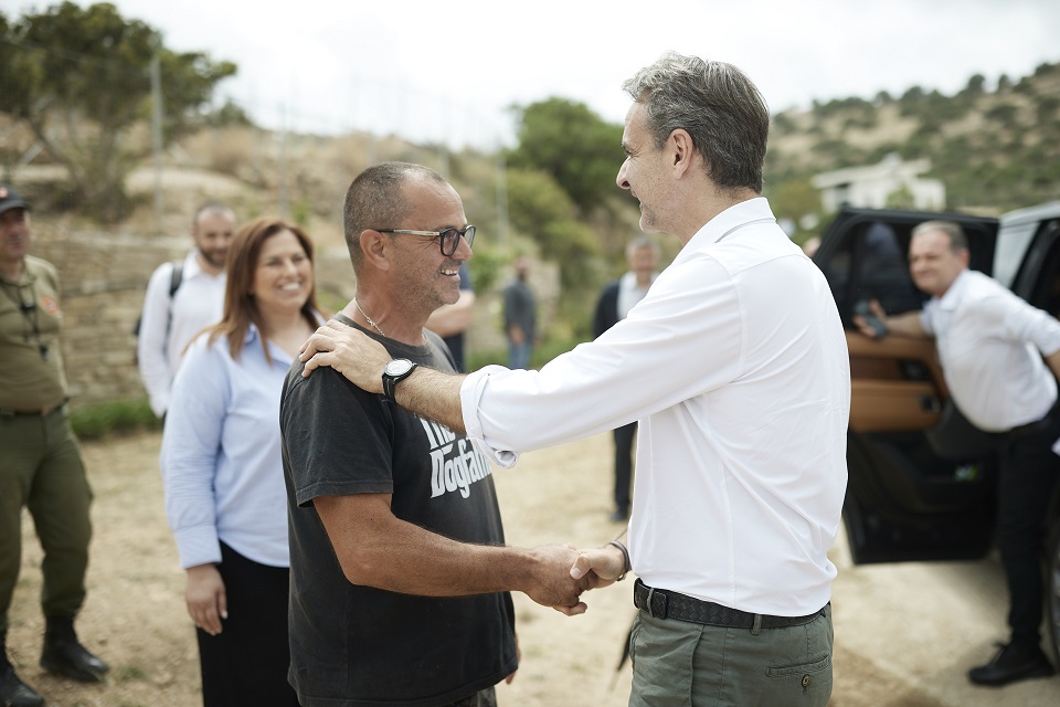 Κρήτη | Ο Κυριάκος Μητσοτάκης επισκέφθηκε καταφύγιο ζώων στην Ιεράπετρα ...