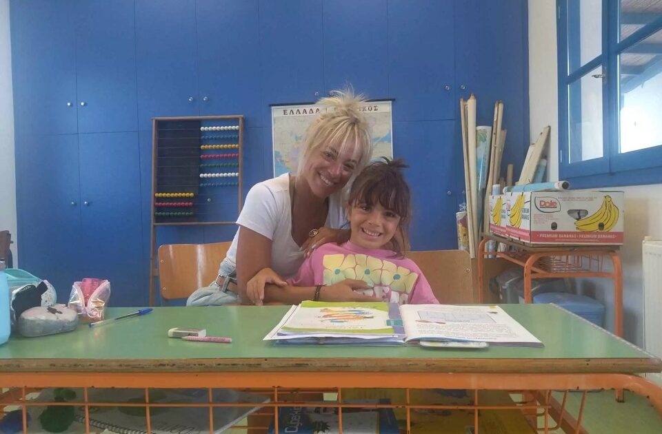 Η μάνα δασκάλα και η κόρη της η μοναδική μαθήτρια – Εικόνες από το πιο ...