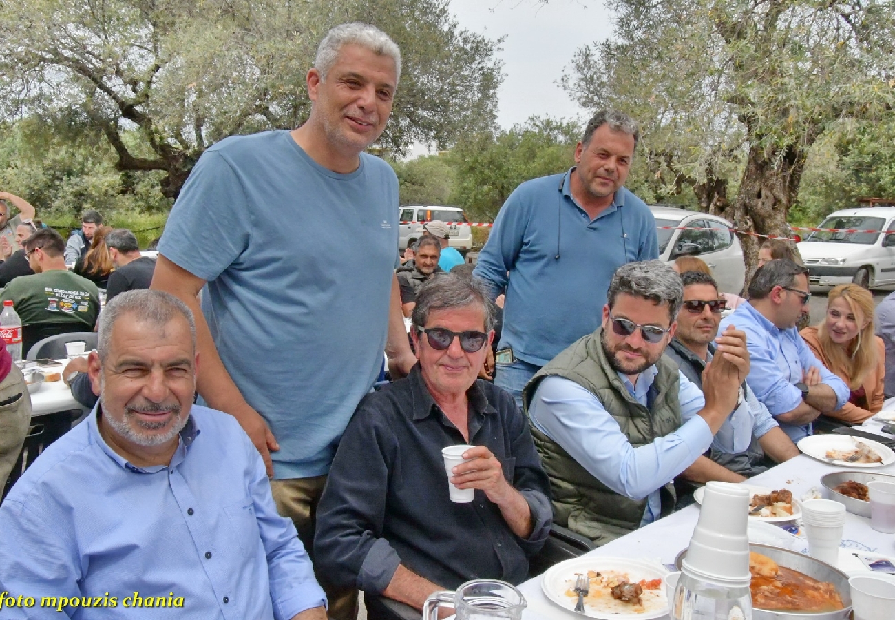 Χανιά | “Το ‘ριξαν έξω” σε ΔΕΥΑΧ – ΔΕΥΑΒΑ: Τραγούδια, ζεϊμπέκικα και ...